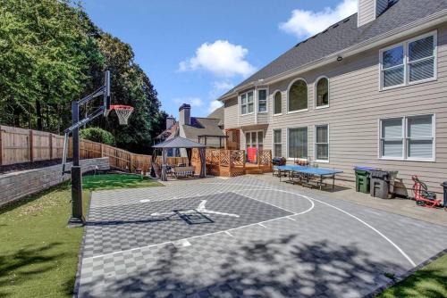 Great Spacious Home With Great Entertainment!! - Roswell, GA