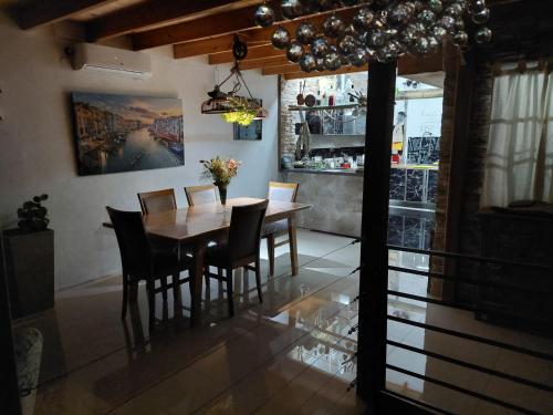 Casa Boutique Buenos Aires, Desayuno Y Traslado Gratis Aeropuerto Ezeiza - San Justo, BA, Argentina