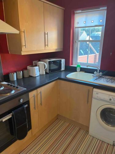 Serene 3-bed Apartment - Park Views & Walking Distance To Royal Stoke Hospital - Stoke-on-Trent