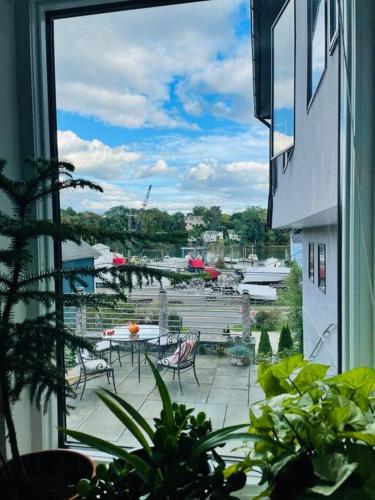 Luxury Suite With Water View - 2 Mini Bedrooms - Greenwich, CT