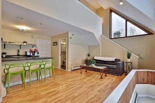 The Birch Ridge- Owner's Suite #5 - Queen Sofa Bed Suite In Killington, Hot Tub, Renovated, Home - Killington, VT
