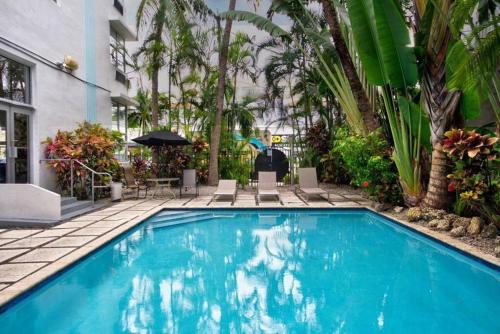 Bright Corner 1 Bedroom, 2 Blocks To Beach, W/pool - Miami Beach