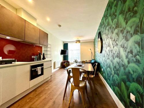 Amazing Modern Apartment - Free Secure Parking! - 1 Minute Walk To Poole Quay - Great Location - Fre - Poole