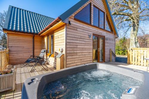 Roe Deer Lodge With Hot Tub - Aberdeenshire