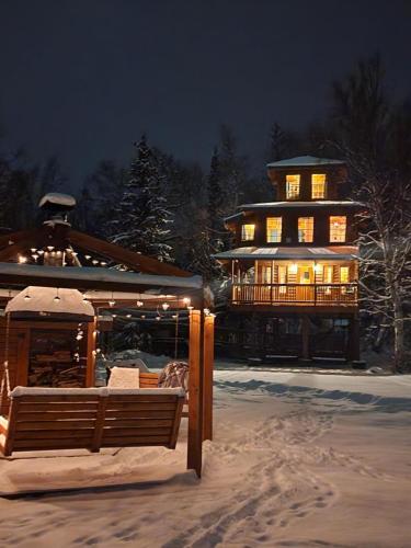 The Eagle's Nest Treehouse Cabin - Alaska