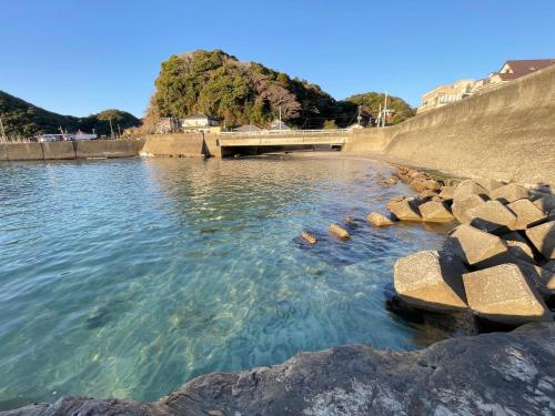 釣りスポットの松部漁港まで徒歩1分-ファミリー&釣り好きに大人気の宿 - 勝浦市