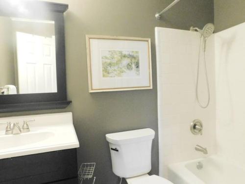 Q4 Professionally Decorated Upstairs Beautiful Soothing Colors Close To Back Pool - Brunswick, GA