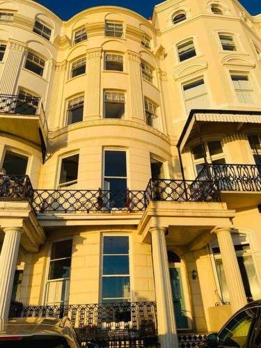 Stunning Seafront Apartment - Brighton Marina