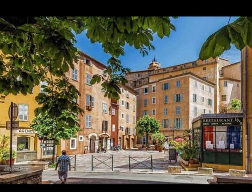 Grasse : Centre Ville Superbe Appartement 2 Chambres - Grasse