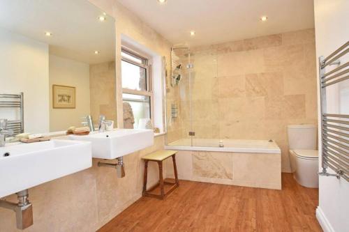 Carlton House - Spacious 4 Bed Victorian Townhouse - Harrogate