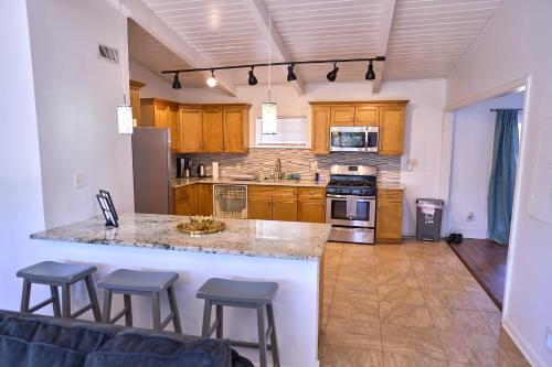 Bright & Comfy 5 Star Location Large Deck Oasis - Duluth, GA