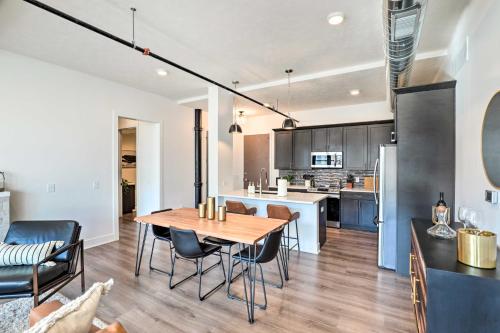 Walk To Unl Campus: Dtwn Lincoln Loft Apt! - Lincoln, NE
