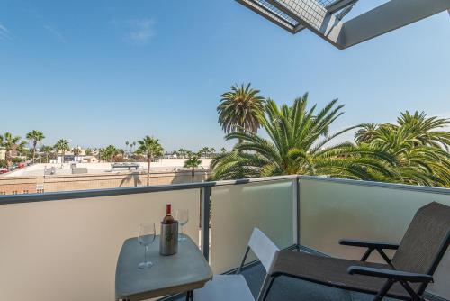 Awesome Top Floor 2-bedroom With Balcony - Santa Monica, CA