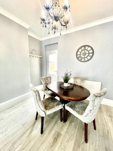 Spacious Modern Victorian House In Rochester - Chatham
