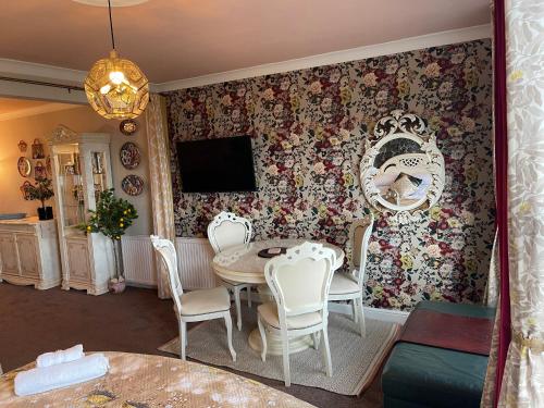 "The Italian" Seafront Apartment - Eastbourne