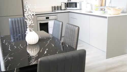 Stylish 2 Bedrooms, 2 Bathrooms With Workspace In Milton Keynes - 米爾頓凱恩斯