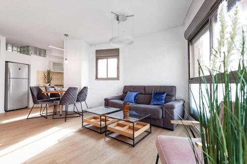 From $78 - One Step from the Sea Seaview Apt 6 +parking, Tel Aviv