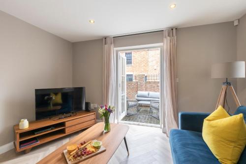 Elliot Oliver - 2 Bedroom Garden Apartment With Parking - Cheltenham