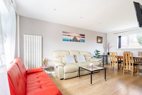 Stevenage Contractors X8 New 3 Bedroom House Free Wifi, Parking, Towels All Inclusive & Large Garden - Stevenage