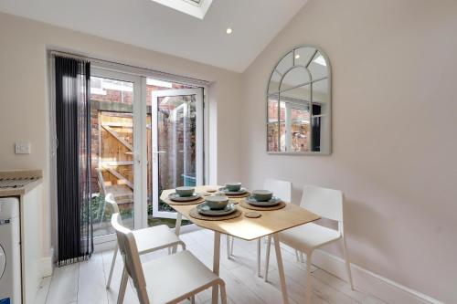 Beautiful, 3 Bedroom Terrace, 2 Minutes Walk From Chester Train Station. - Chester