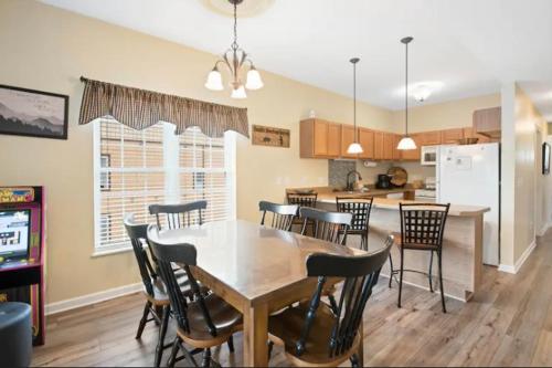 Bandit's Riverfront Retreat - Mountain View- Condo-fishing-balcony-fireplace-great Location! - Great Smoky Mountains National Park