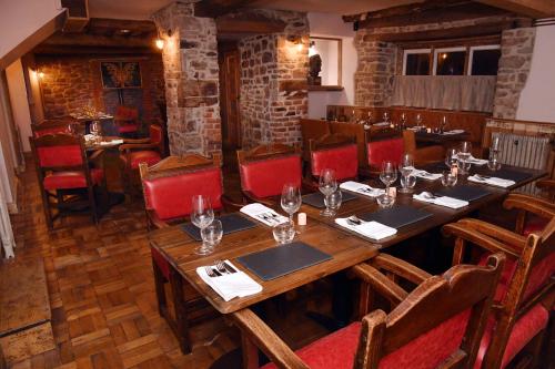 The Wallace Steakhouse With Rooms - Usk