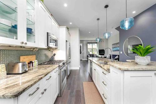 Family-friendly 4br Retreat Sleeps 12, Private Yard, Garage, Close To Stadiums, Casino & Downtown - Pittsburgh