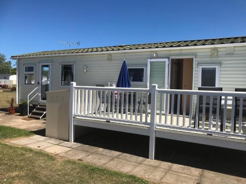 Lovely 8 Berth Caravan At A Brilliant Holiday Park, Manor Park Ref ...