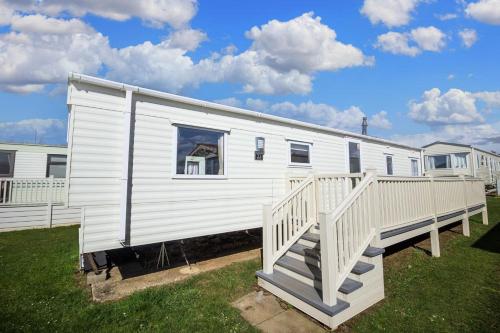 Lovely 8 Berth Caravan At A Brilliant Holiday Park, Manor Park Ref ...