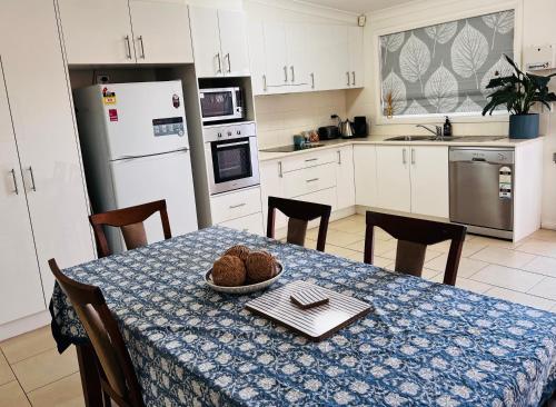 Stays On Main - Narrabri