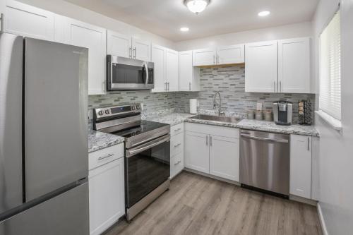 Four Bedroom Home Near Hartsfield Jackson Airport - Riverdale, GA