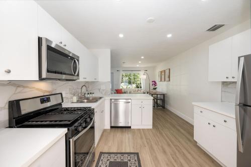 3 Br Smart Home, Close To Airport, Fast Wifi, Patio, Grill & Free Private Parking - Hialeah, FL