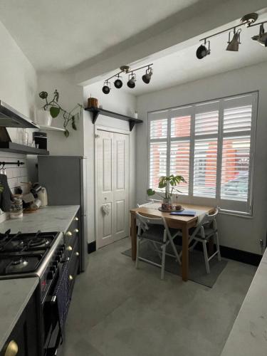 Hoole House- Bright And Modern 2 Bedroom House, Close To Chester Train Station And The City Centre - Chester, UK