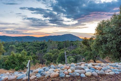 From $73 - Sunset Villa w-view & Hot tub@Yosemite & Bass Lake, Oakhurst, CA