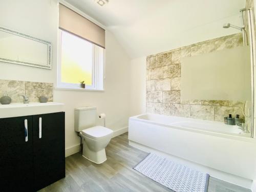 Emerald Living, 4 Bedrooms, Sleeps 6, Free Parking, Close To Centre And Beaches! - 斯旺西