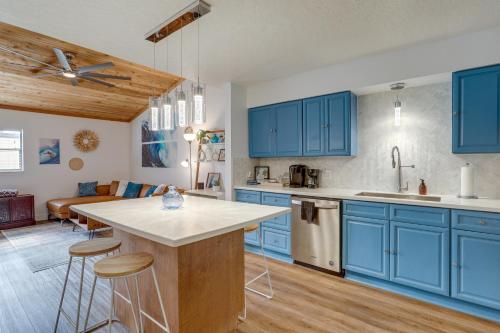 Breezy Cape Canaveral Townhome ~ 1 Mi To Beach! - Cape Canaveral, FL