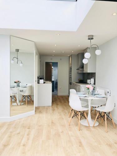 Stylish Two Double Bed Holiday House With Garden - Whitstable