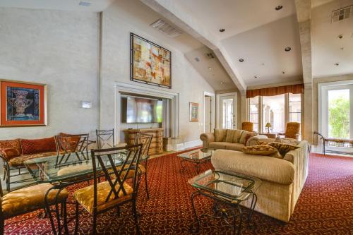 Elite Golf Hub In Scottsdale: Resort Perks & Patio - Scottsdale, AZ