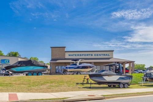 Sleeps 8, Lake Lanier Hidden Gem - Buford, GA