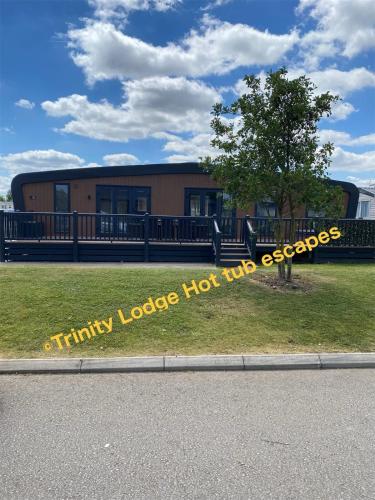 Trinity lodge hot tub escapes at Tattershall lakes Deals & Reviews, tattershall | LateRooms.com