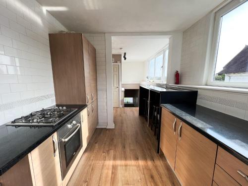 A Spacious Flat With Character - Private Car Space - Glasgow