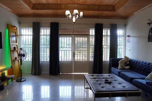 House - Sleeps 6 - Parking - Garden - Kigali