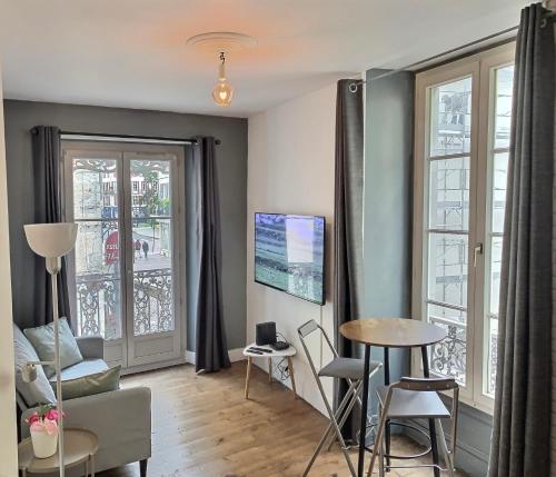 Wonderhost, Quartier Historique Et Populaire Du Chateau De Pau - Pau