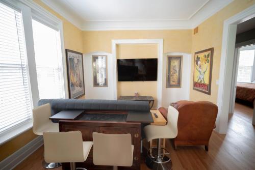 City Villa Sleeps 10-20 Free Tv & Parking - Old Town Triangle - Chicago