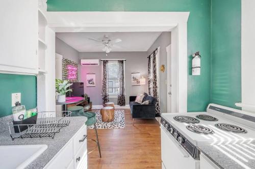 Jungle Themed Apt. Close To Coffee, Food + Shops! - Temple Terrace, FL