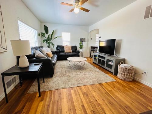 Home Sweet Idahome, Feels Like Home With All The Decor You Wish You Could Afford King Bed In Master, - Boise, ID