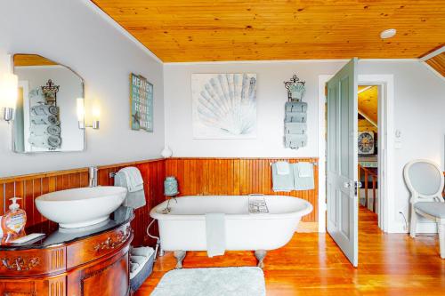 Ocean Shells Cottage - Rockaway Beach, OR