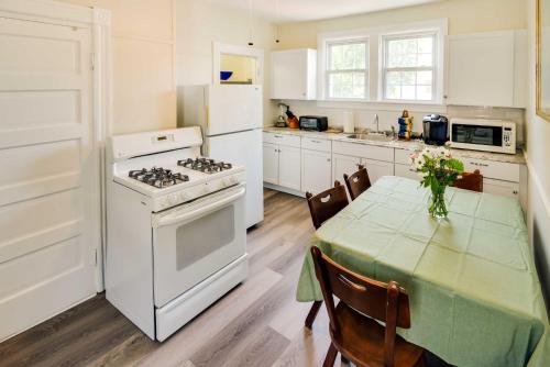 Warren Vacation Rental, Walk To Warren Town Beach - Bristol, RI