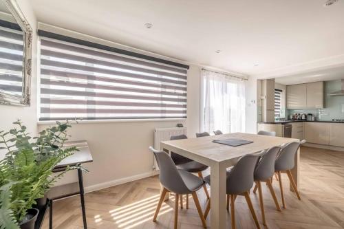 Charming 3bed 3bath Home In Windsor With Parking! - By Tempstay - Windsor, UK