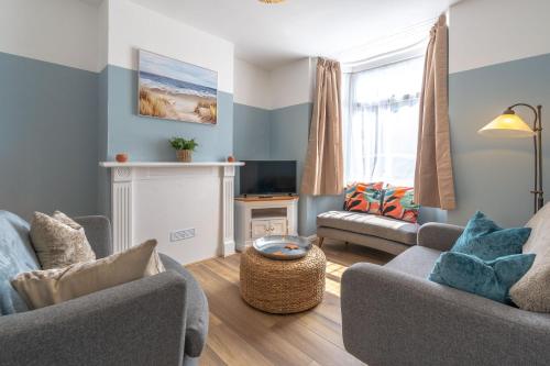 Cosy Blue Shells Cottage - 2bedrooms - Garden - 5mins Beach - 1min Shell Grotto - 布羅德斯泰爾
